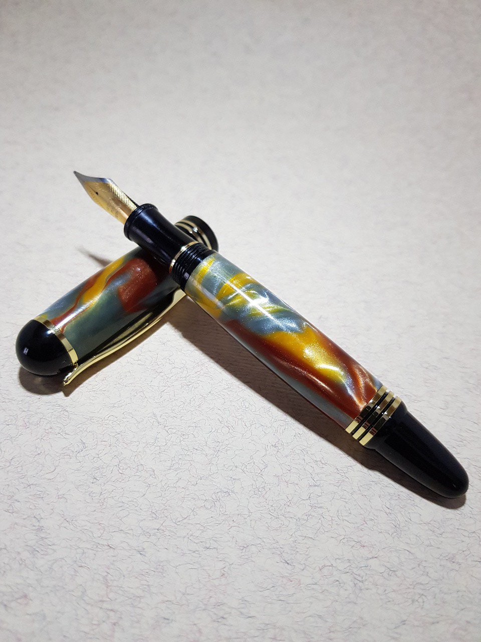 Stylo plume résine artisanal. Acrylique multicolore - Stylosdecobois