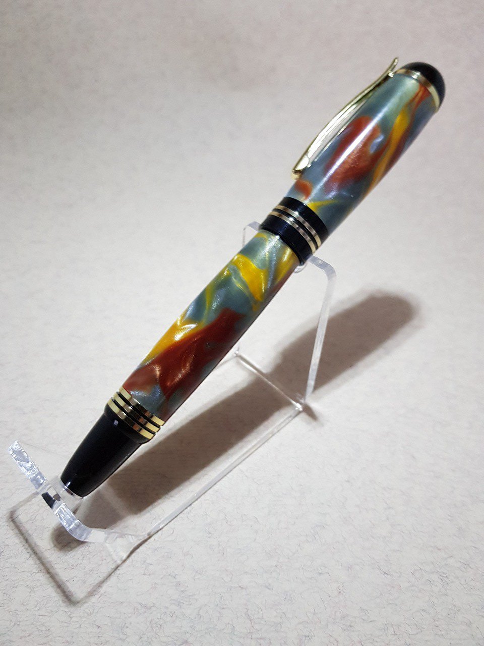 Stylo plume résine artisanal. Acrylique multicolore - Stylosdecobois